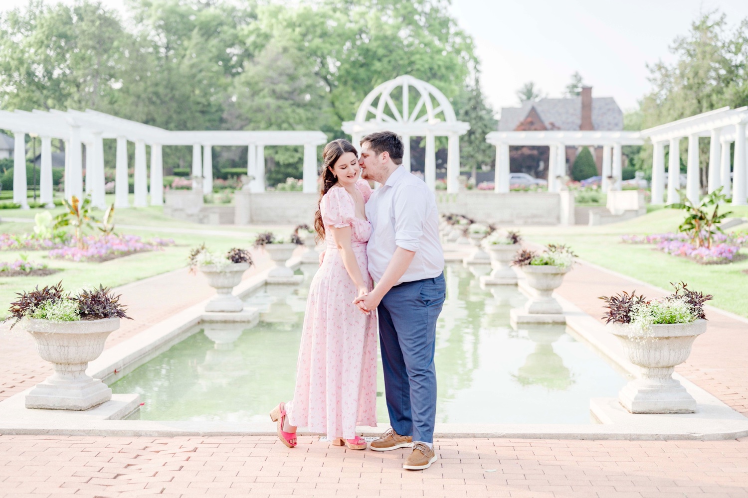 A Romantic Fort Wayne Engagement Session - mariamckenziephotography.com