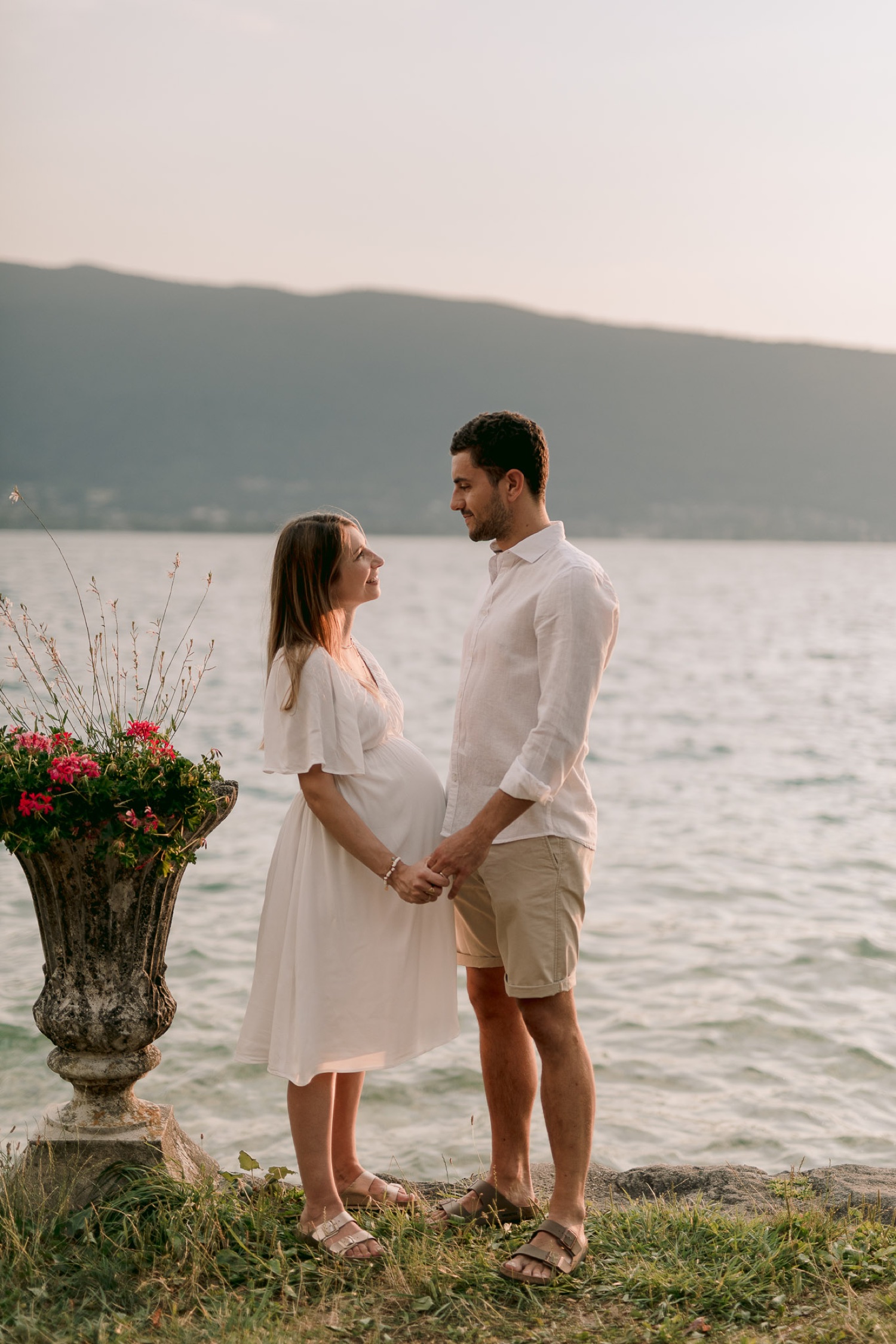 Séance grossesse au bord du lac d’Annecy | Quentin Weber Photographie