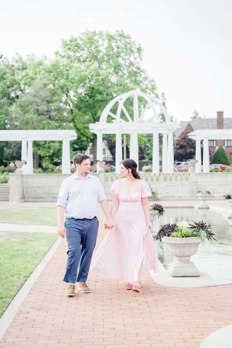 A Romantic Fort Wayne Engagement Session - mariamckenziephotography.com