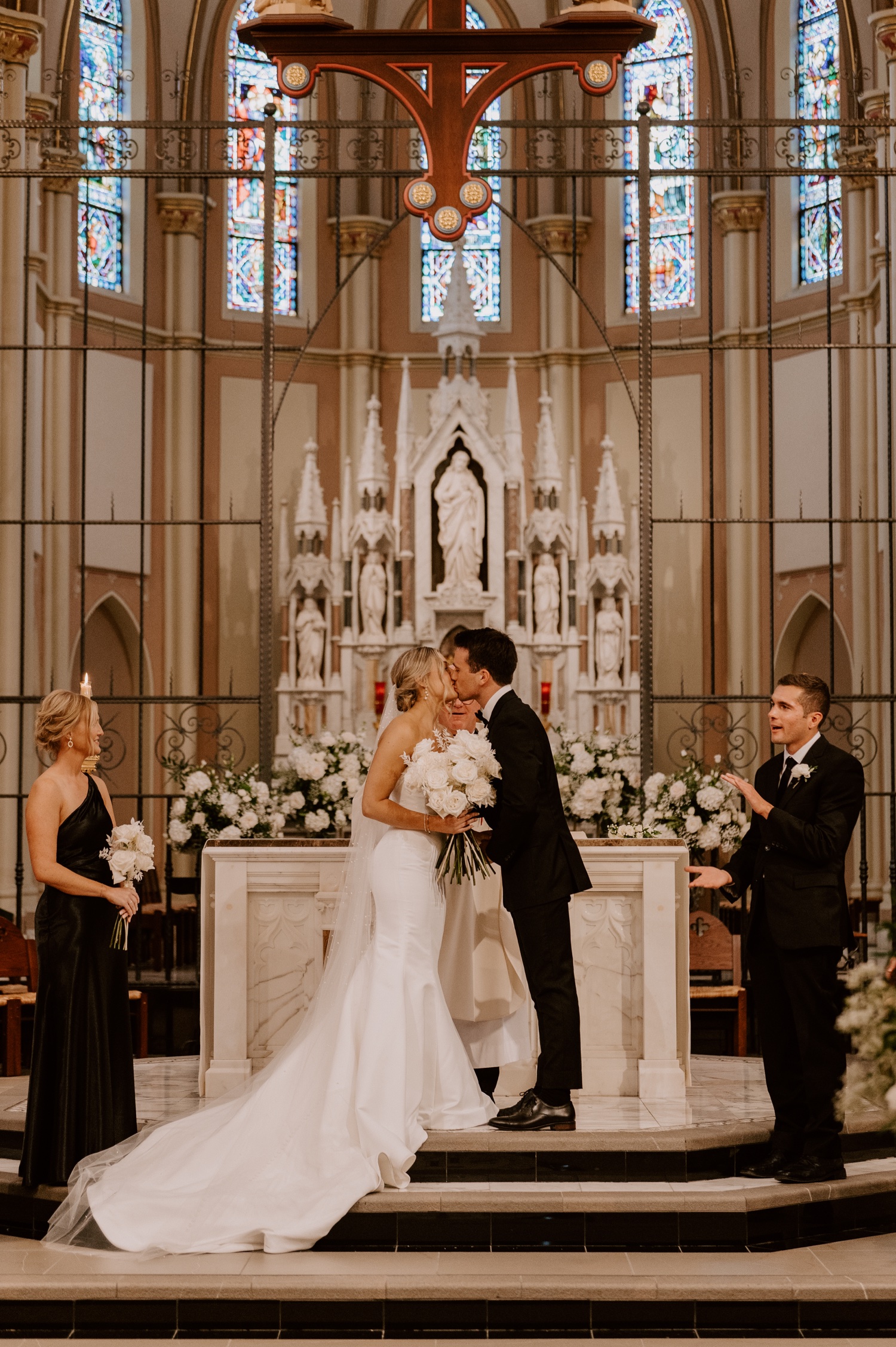 Modern Wedding at The Cottonwood - Michaela + Matthew - hayleydolson.com