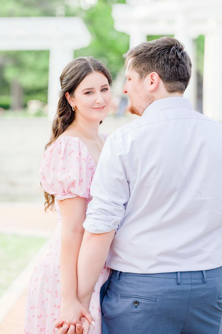 A Romantic Fort Wayne Engagement Session - mariamckenziephotography.com
