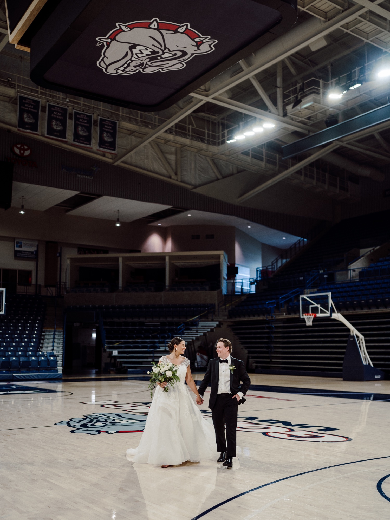 Basketball court wedding | Beachweddingtips.com