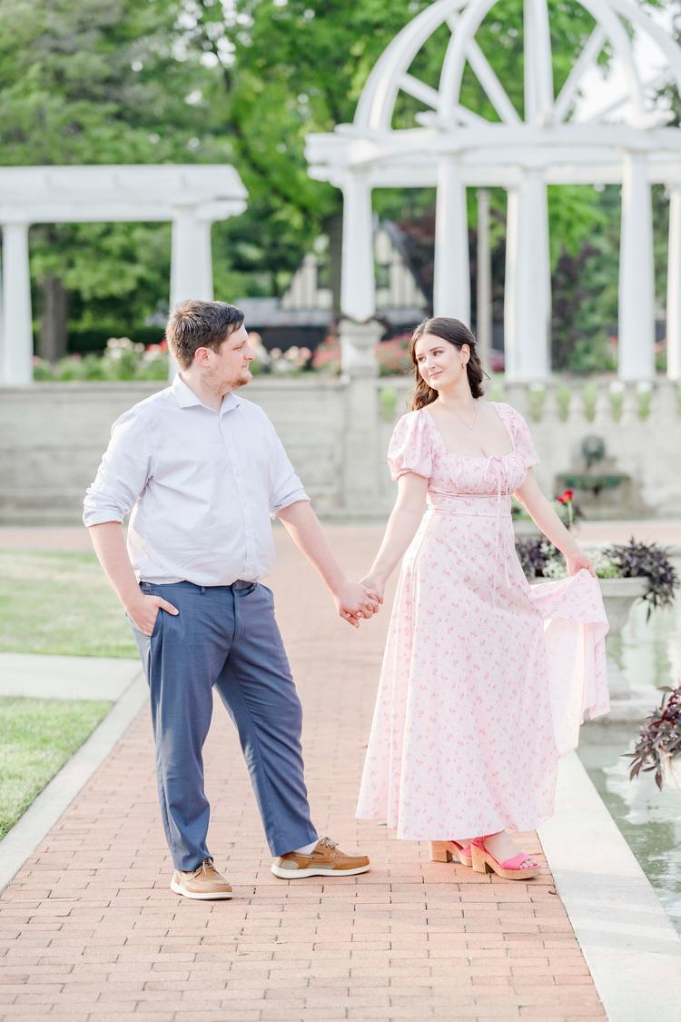 A Romantic Fort Wayne Engagement Session - mariamckenziephotography.com