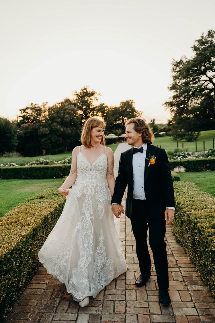 A Summer Commodore Perry Estate Wedding - Elisa Lopez Photography