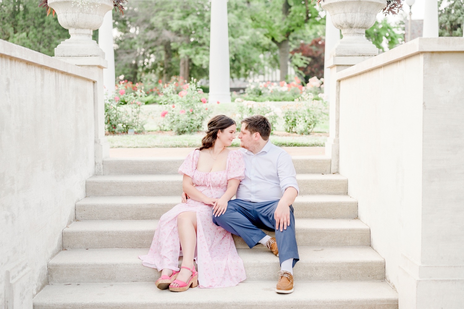 A Romantic Fort Wayne Engagement Session - mariamckenziephotography.com