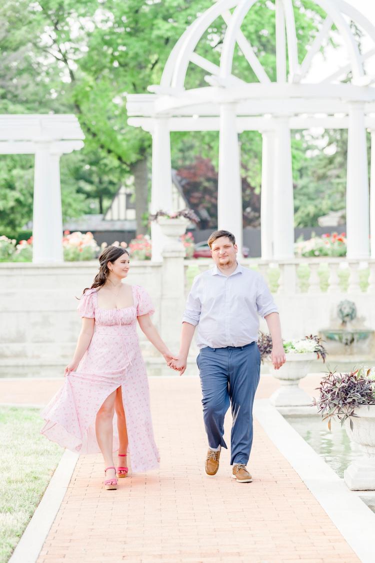 A Romantic Fort Wayne Engagement Session - mariamckenziephotography.com