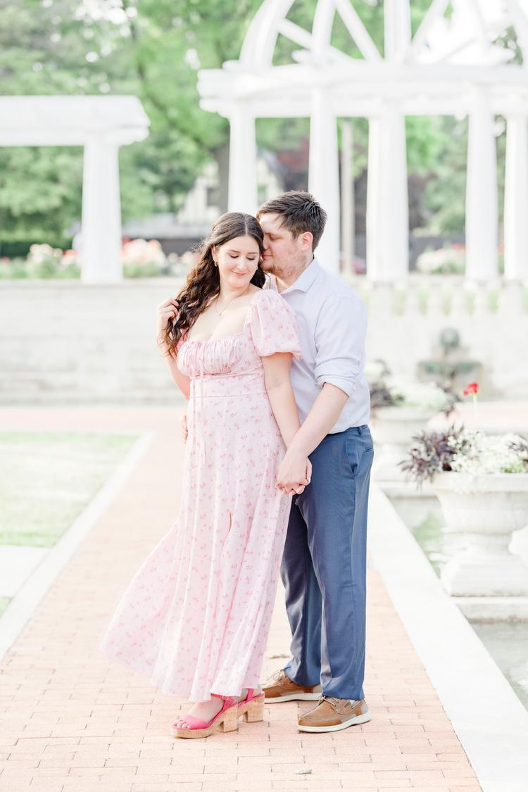A Romantic Fort Wayne Engagement Session - mariamckenziephotography.com