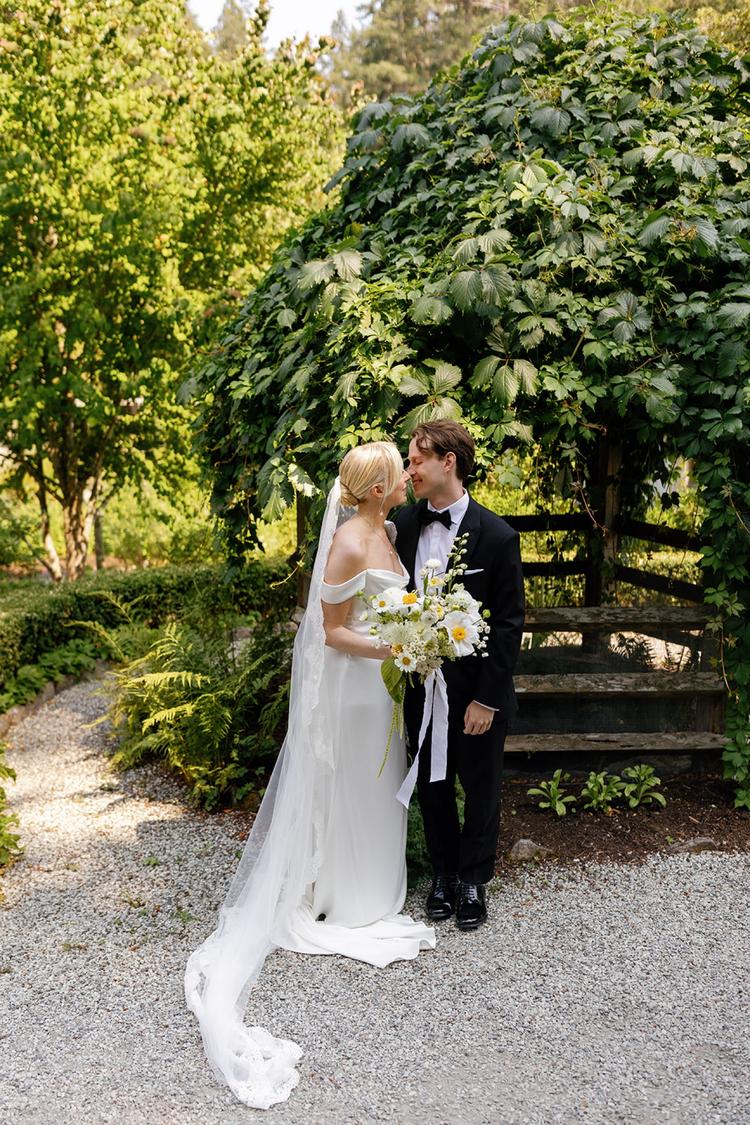 Ethan & Leah’s Garden Wedding at Hastings House on Salt Spring Island ...